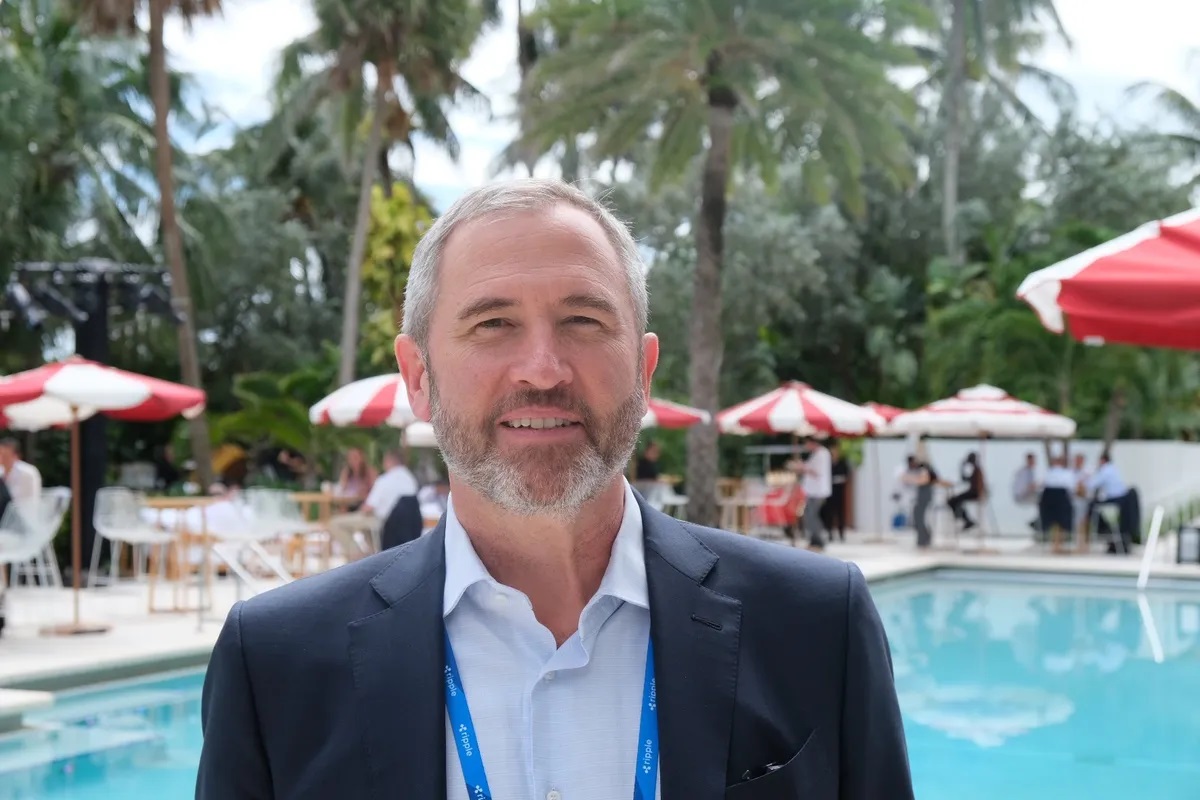 Ripple Surpasses $1 - Rumor of Meeting Between Garlinghouse and Trump